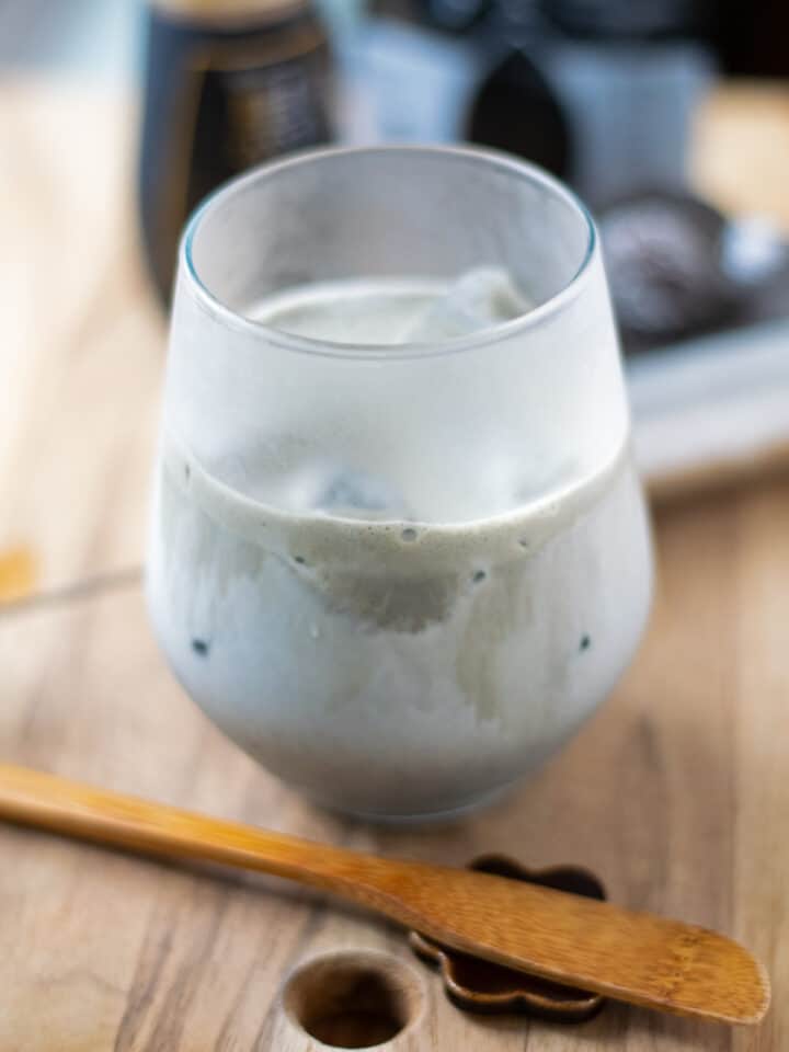 Hojicha Latte Recipe - eyes and hour